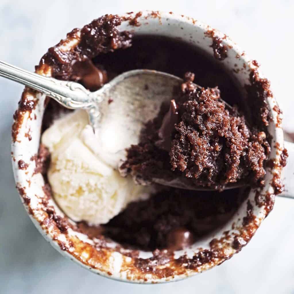 Easy 5-Minute Microwave Chocolate Mug Cake Recipe With No Cleanup - An ...