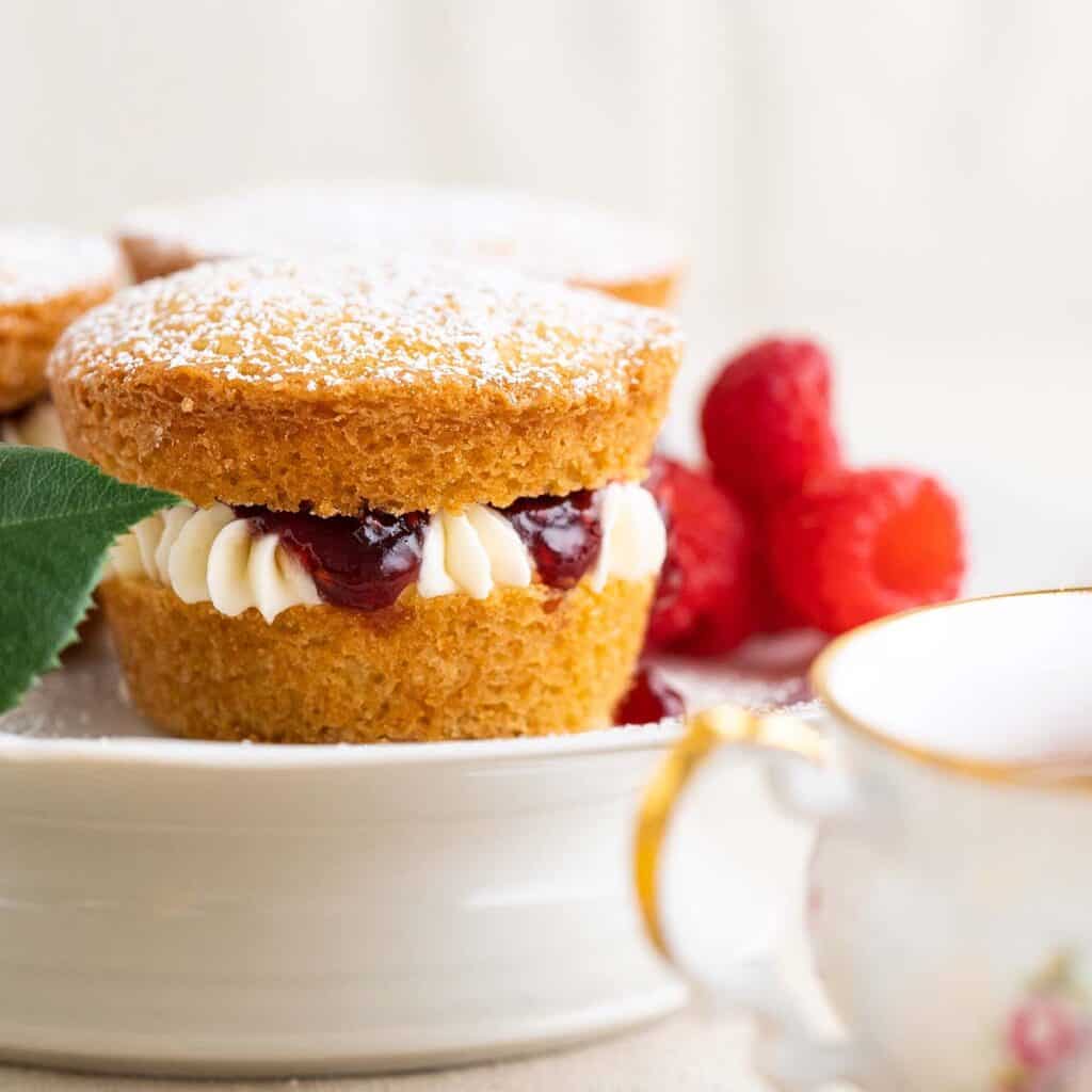 Mini Victoria Sponge Cake Recipe (Easy to Make as Cupcakes!) - An ...
