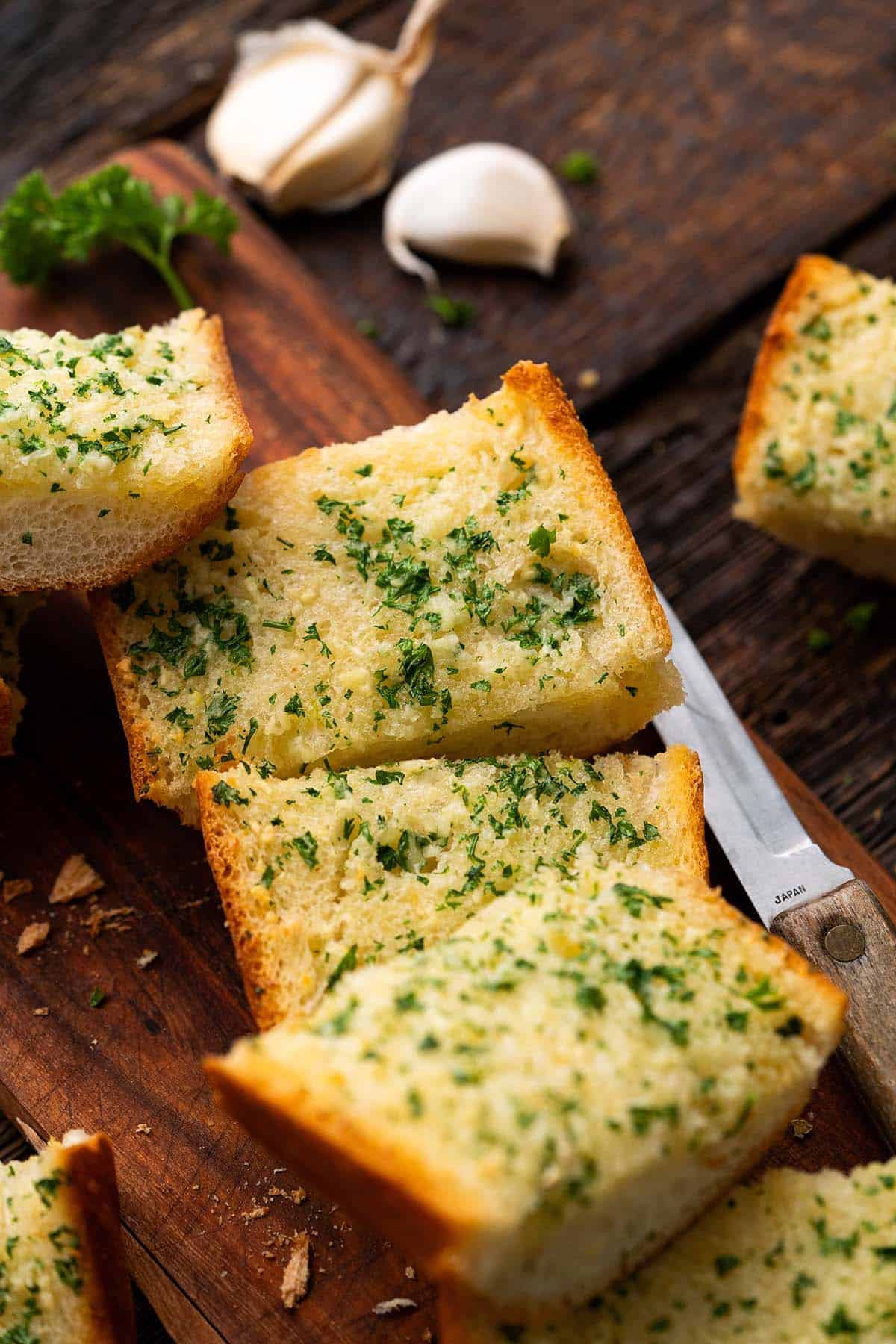 How to Make Garlic Bread That Goes Well With Everything