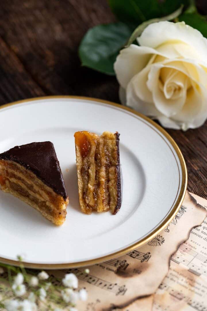 Zserbó Szelet Recept (Hungarian Gerbeaud Cake Recipe)